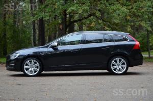 Black Volvo V60 2013 in Riga, with an engine capacity of 2.40 L and mileage of 304 thousand km for 7990 €, photo 8 on AUTOMOTO.COM.LV