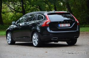 Black Volvo V60 2013 in Riga, with an engine capacity of 2.40 L and mileage of 304 thousand km for 7990 €, photo 9 on AUTOMOTO.COM.LV
