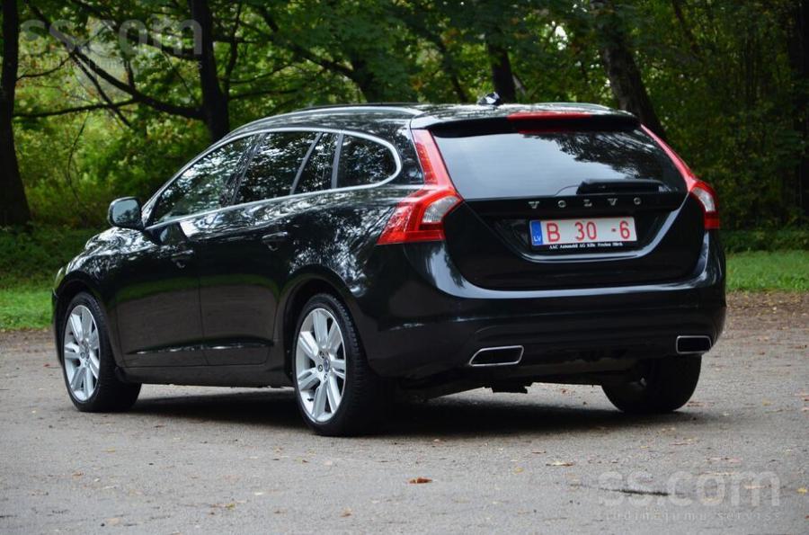 Black Volvo V60 2013 in Riga, with an engine capacity of 2.40 L and mileage of 304 thousand km for 7990 €, photo 9 on AUTOMOTO.COM.LV