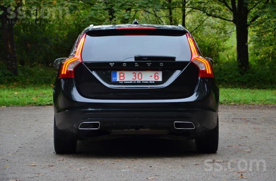 Black Volvo V60 2013 in Riga, with an engine capacity of 2.40 L and mileage of 304 thousand km for 7990 €, photo 10 on AUTOMOTO.COM.LV