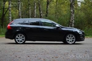 Black Volvo V60 2013 in Riga, with an engine capacity of 2.40 L and mileage of 304 thousand km for 7990 €, photo 12 on AUTOMOTO.COM.LV