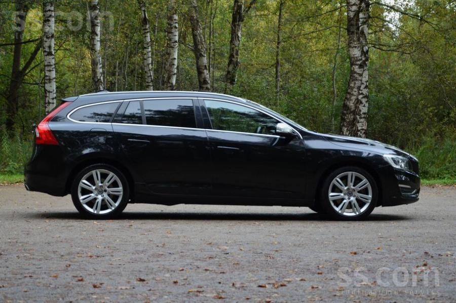 Black Volvo V60 2013 in Riga, with an engine capacity of 2.40 L and mileage of 304 thousand km for 7990 €, photo 12 on AUTOMOTO.COM.LV