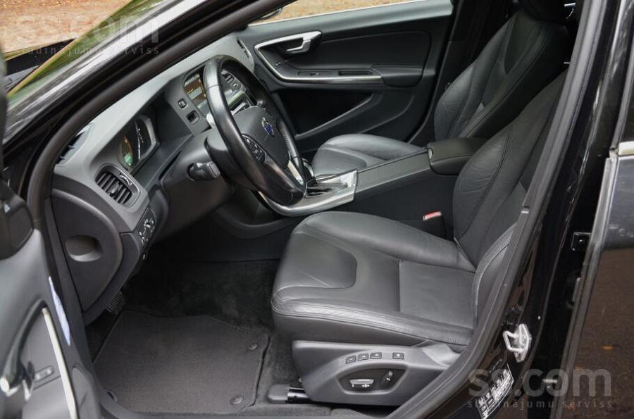 Black Volvo V60 2013 in Riga, with an engine capacity of 2.40 L and mileage of 304 thousand km for 7990 €, photo 13 on AUTOMOTO.COM.LV