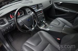 Black Volvo V60 2013 in Riga, with an engine capacity of 2.40 L and mileage of 304 thousand km for 7990 €, photo 14 on AUTOMOTO.COM.LV
