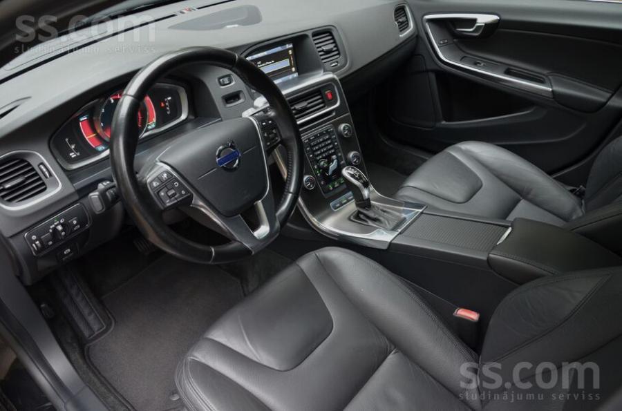 Black Volvo V60 2013 in Riga, with an engine capacity of 2.40 L and mileage of 304 thousand km for 7990 €, photo 14 on AUTOMOTO.COM.LV
