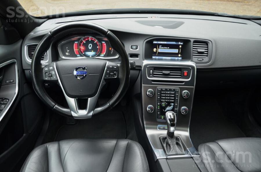 Black Volvo V60 2013 in Riga, with an engine capacity of 2.40 L and mileage of 304 thousand km for 7990 €, photo 17 on AUTOMOTO.COM.LV