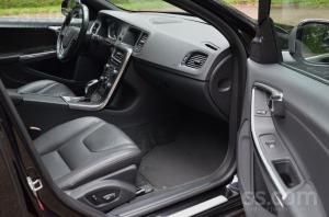 Black Volvo V60 2013 in Riga, with an engine capacity of 2.40 L and mileage of 304 thousand km for 7990 €, photo 34 on AUTOMOTO.COM.LV