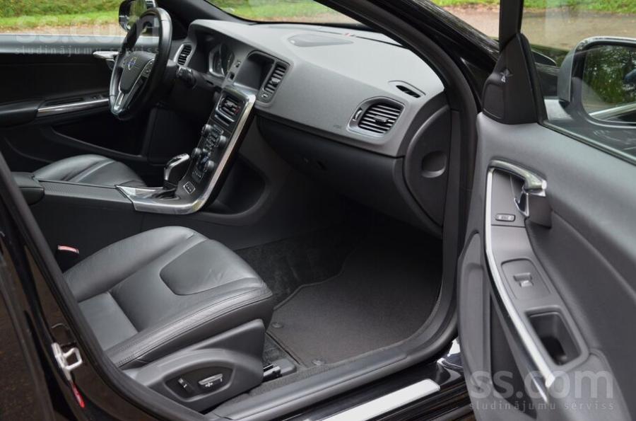 Black Volvo V60 2013 in Riga, with an engine capacity of 2.40 L and mileage of 304 thousand km for 7990 €, photo 34 on AUTOMOTO.COM.LV
