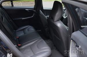 Black Volvo V60 2013 in Riga, with an engine capacity of 2.40 L and mileage of 304 thousand km for 7990 €, photo 35 on AUTOMOTO.COM.LV