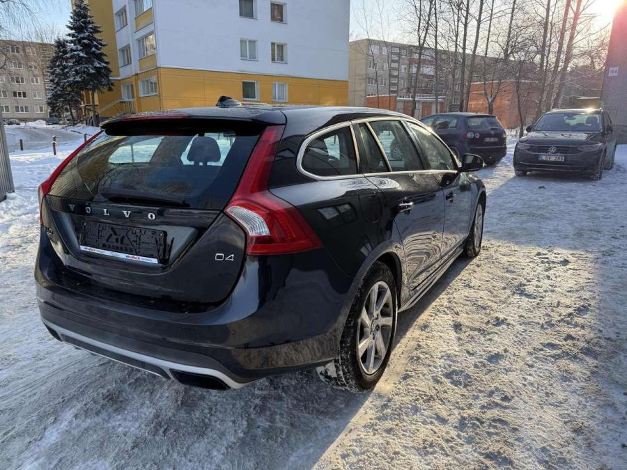Black Volvo V60 2014 in Kaunas, with an engine capacity of 2.00 L and mileage of 265 thousand km for 5300 €, photo 6 on AUTOMOTO.COM.LV