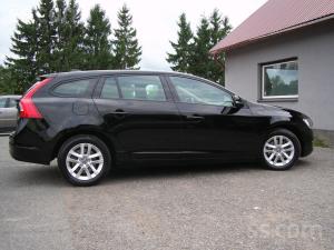 Black Volvo V60 2014 in Riga, with an engine capacity of 2.00 L and mileage of 0 thousand km for 7950 €, photo 4 on AUTOMOTO.COM.LV
