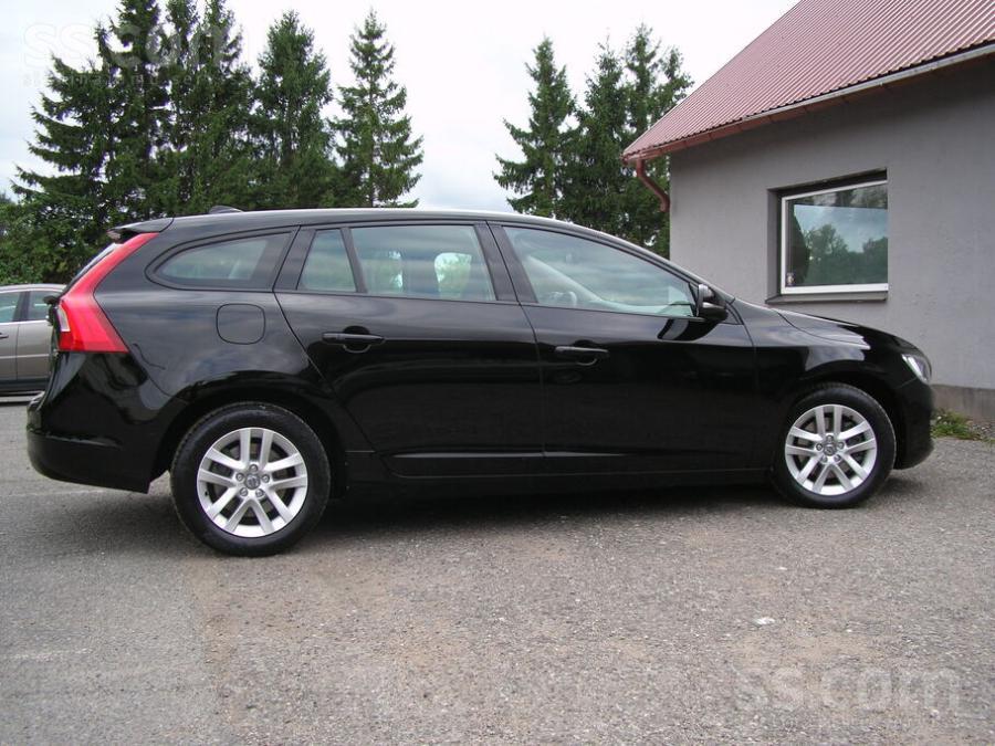 Black Volvo V60 2014 in Riga, with an engine capacity of 2.00 L and mileage of 0 thousand km for 7950 €, photo 4 on AUTOMOTO.COM.LV