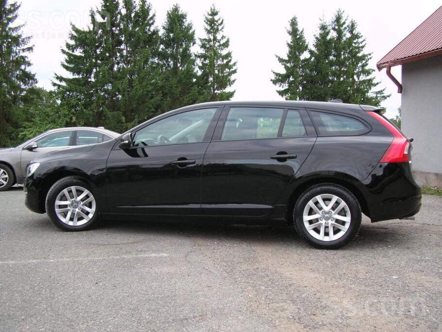 Black Volvo V60 2014 in Riga, with an engine capacity of 2.00 L and mileage of 0 thousand km for 7950 €, photo 5 on AUTOMOTO.COM.LV