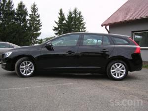 Black Volvo V60 2014 in Riga, with an engine capacity of 2.00 L and mileage of 0 thousand km for 7950 €, photo 9 on AUTOMOTO.COM.LV