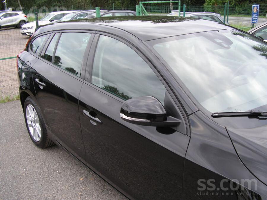 Black Volvo V60 2014 in Riga, with an engine capacity of 2.00 L and mileage of 0 thousand km for 7950 €, photo 12 on AUTOMOTO.COM.LV
