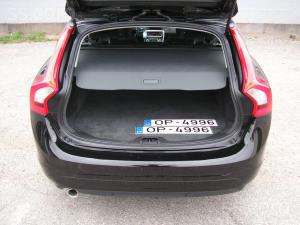 Black Volvo V60 2014 in Riga, with an engine capacity of 2.00 L and mileage of 0 thousand km for 7950 €, photo 23 on AUTOMOTO.COM.LV