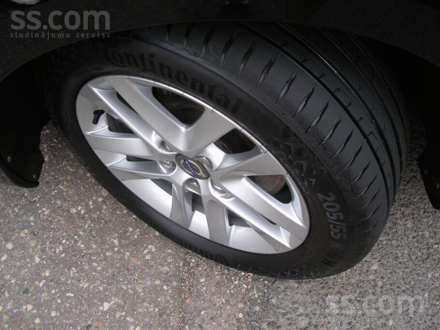 Black Volvo V60 2014 in Riga, with an engine capacity of 2.00 L and mileage of 0 thousand km for 7950 €, photo 31 on AUTOMOTO.COM.LV