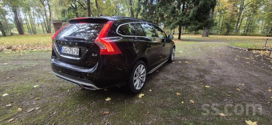 Melns Volvo V60 2014 Rīga, ar dzinēja tilpumu 2.00 L un nobraukumu 434 tūkst. km par 6500 €, foto 4 vietnē AUTOMOTO.COM.LV