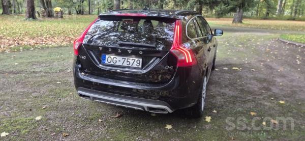Black Volvo V60 2014 in Riga, with an engine capacity of 2.00 L and mileage of 434 thousand km for 6500 €, photo 6 on AUTOMOTO.COM.LV