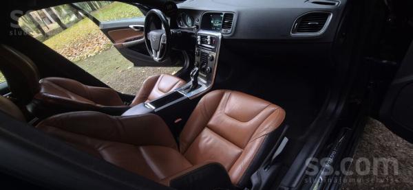 Black Volvo V60 2014 in Riga, with an engine capacity of 2.00 L and mileage of 434 thousand km for 6500 €, photo 11 on AUTOMOTO.COM.LV
