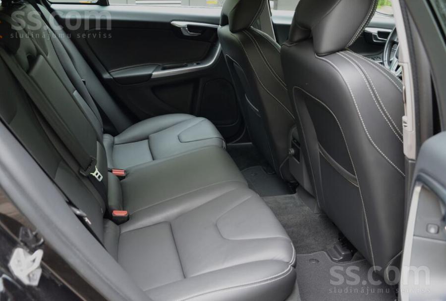 Melns Volvo V60 2015 Rīga, ar dzinēja tilpumu 2.40 L un nobraukumu 182 tūkst. km par 12990 €, foto 30 vietnē AUTOMOTO.COM.LV