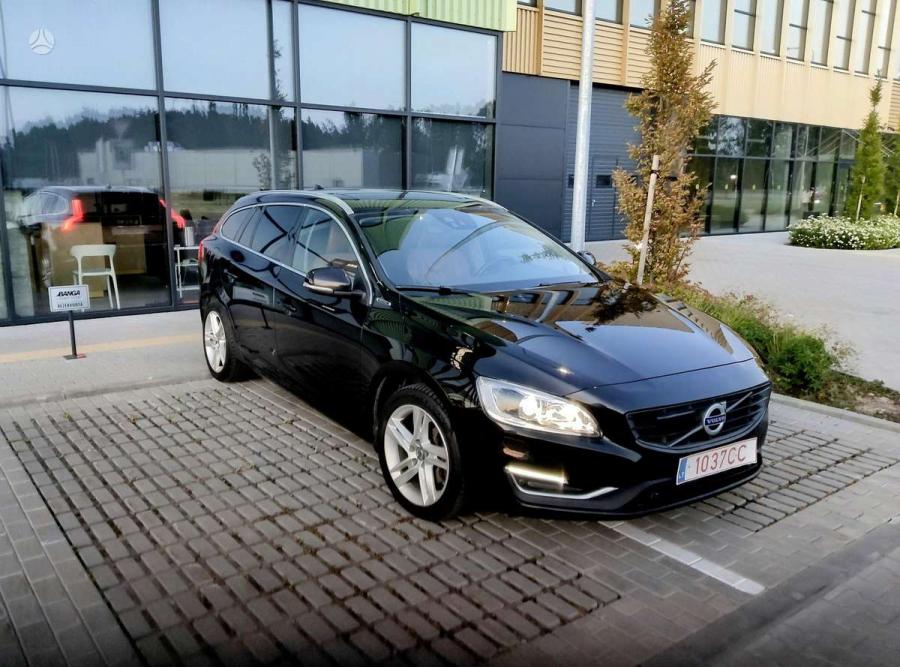 Melns Volvo V60 2016 Viļņa, ar dzinēja tilpumu 2.40 L un nobraukumu 2 tūkst. km par 7450 €, foto 1 vietnē AUTOMOTO.COM.LV