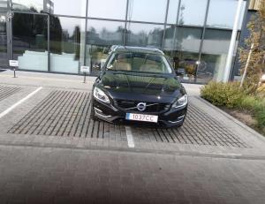 Melns Volvo V60 2016 Viļņa, ar dzinēja tilpumu 2.40 L un nobraukumu 2 tūkst. km par 7450 €, foto 3 vietnē AUTOMOTO.COM.LV