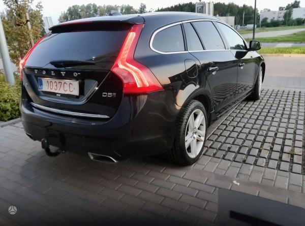 Black Volvo V60 2016 in Vilnius, with an engine capacity of 2.40 L and mileage of 2 thousand km for 7450 €, photo 3 on AUTOMOTO.COM.LV