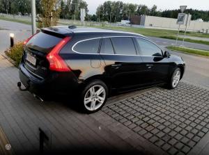 Melns Volvo V60 2016 Viļņa, ar dzinēja tilpumu 2.40 L un nobraukumu 2 tūkst. km par 7450 €, foto 5 vietnē AUTOMOTO.COM.LV