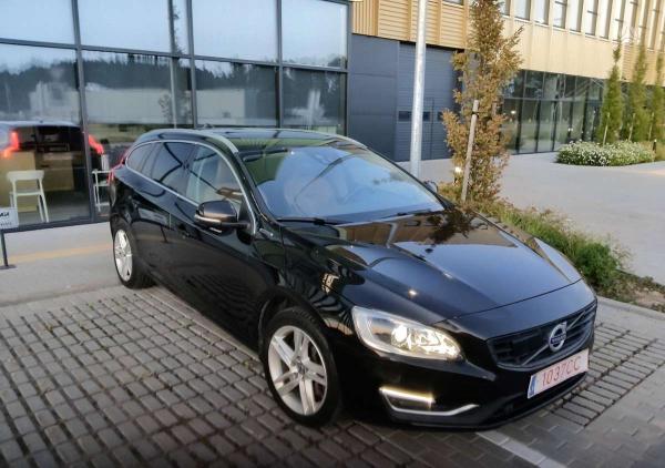 Black Volvo V60 2016 in Vilnius, with an engine capacity of 2.40 L and mileage of 2 thousand km for 7450 €, photo 5 on AUTOMOTO.COM.LV