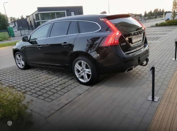 Black Volvo V60 2016 in Vilnius, with an engine capacity of 2.40 L and mileage of 2 thousand km for 7450 €, photo 7 on AUTOMOTO.COM.LV