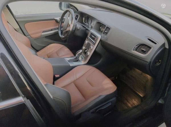 Black Volvo V60 2016 in Vilnius, with an engine capacity of 2.40 L and mileage of 2 thousand km for 7450 €, photo 8 on AUTOMOTO.COM.LV