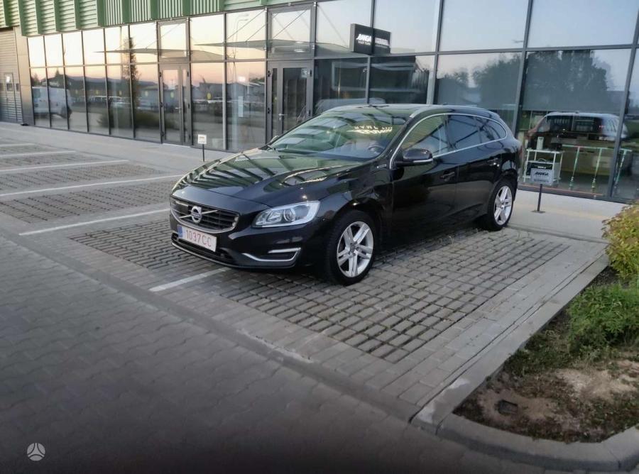 Melns Volvo V60 2016 Viļņa, ar dzinēja tilpumu 2.40 L un nobraukumu 2 tūkst. km par 7450 €, foto 17 vietnē AUTOMOTO.COM.LV