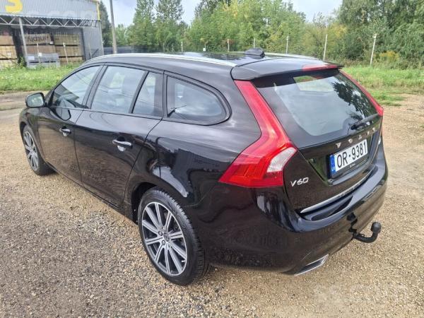 Black Volvo V60 2016 in Riga, with an engine capacity of 2.40 L and mileage of 266 thousand km for 8350 €, photo 7 on AUTOMOTO.COM.LV