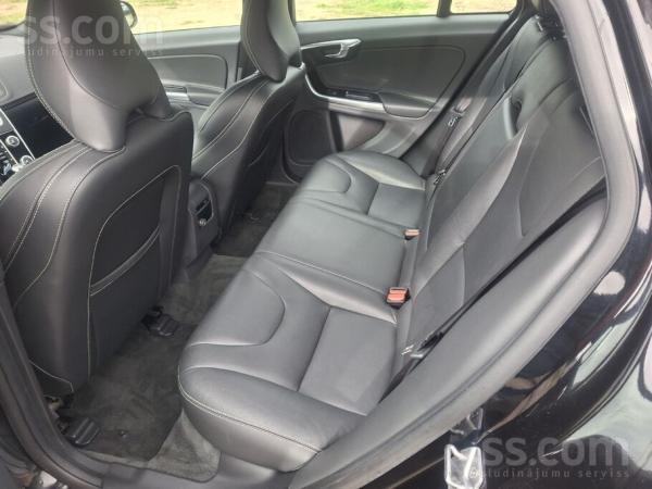Black Volvo V60 2016 in Riga, with an engine capacity of 2.40 L and mileage of 266 thousand km for 8350 €, photo 11 on AUTOMOTO.COM.LV