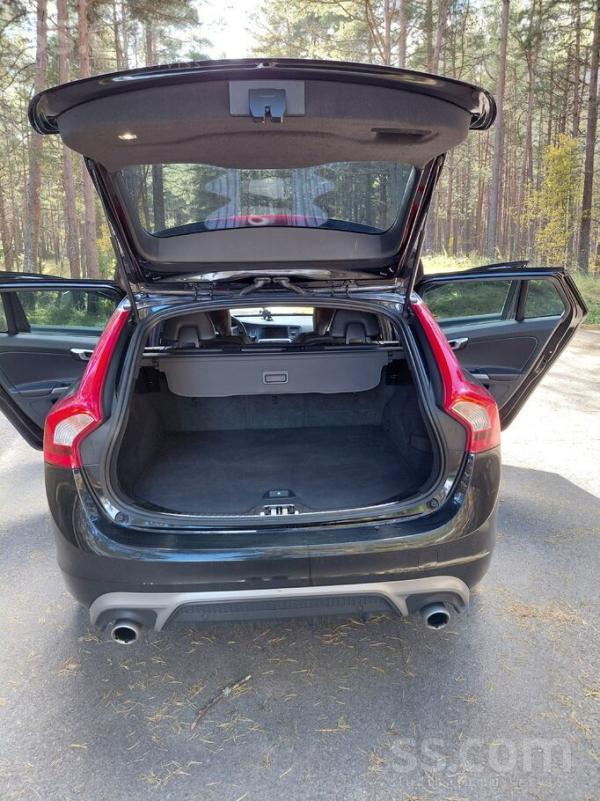 Black Volvo V60 2017 in Tukums, with an engine capacity of 2.00 L and mileage of 244 thousand km for 8700 €, photo 11 on AUTOMOTO.COM.LV