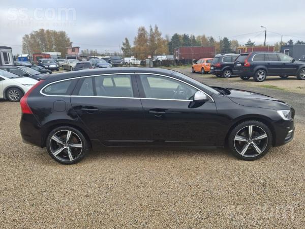 Melns Volvo V60 2018 Rīga, ar dzinēja tilpumu 2.00 L un nobraukumu 286 tūkst. km par 7995 €, foto 2 vietnē AUTOMOTO.COM.LV