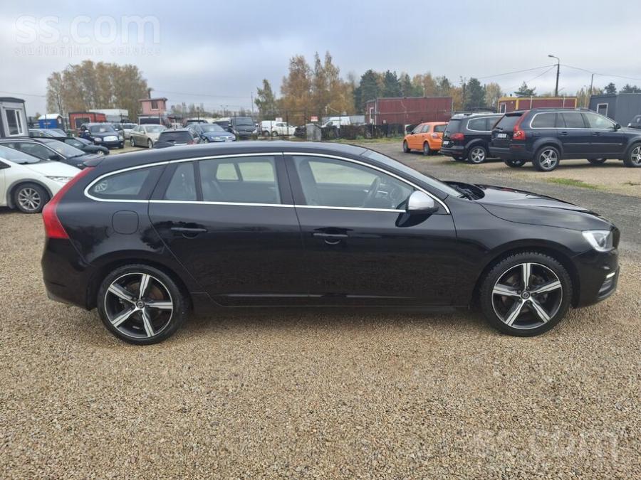 Melns Volvo V60 2018 Rīga, ar dzinēja tilpumu 2.00 L un nobraukumu 286 tūkst. km par 7995 €, foto 3 vietnē AUTOMOTO.COM.LV