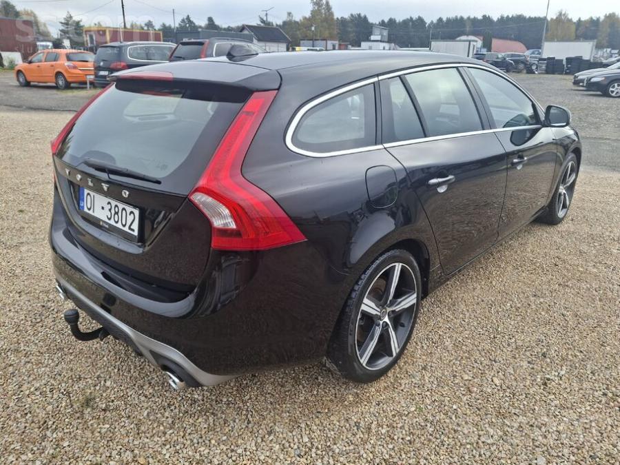 Melns Volvo V60 2018 Rīga, ar dzinēja tilpumu 2.00 L un nobraukumu 286 tūkst. km par 7995 €, foto 4 vietnē AUTOMOTO.COM.LV