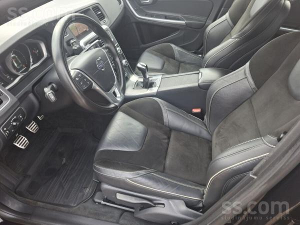 Melns Volvo V60 2018 Rīga, ar dzinēja tilpumu 2.00 L un nobraukumu 286 tūkst. km par 7995 €, foto 8 vietnē AUTOMOTO.COM.LV