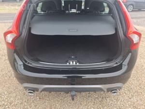 Melns Volvo V60 2018 Rīga, ar dzinēja tilpumu 2.00 L un nobraukumu 286 tūkst. km par 7995 €, foto 11 vietnē AUTOMOTO.COM.LV