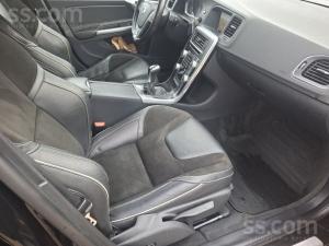 Melns Volvo V60 2018 Rīga, ar dzinēja tilpumu 2.00 L un nobraukumu 286 tūkst. km par 7995 €, foto 13 vietnē AUTOMOTO.COM.LV