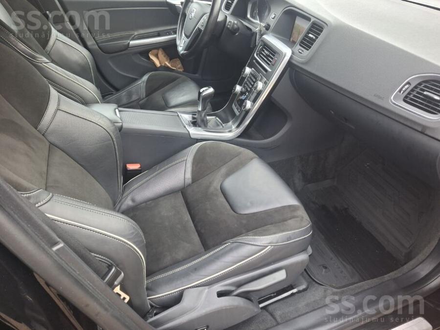 Melns Volvo V60 2018 Rīga, ar dzinēja tilpumu 2.00 L un nobraukumu 286 tūkst. km par 7995 €, foto 13 vietnē AUTOMOTO.COM.LV