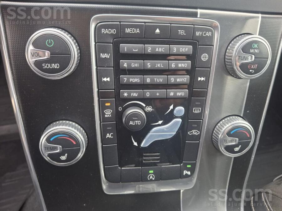 Melns Volvo V60 2018 Rīga, ar dzinēja tilpumu 2.00 L un nobraukumu 286 tūkst. km par 7995 €, foto 14 vietnē AUTOMOTO.COM.LV