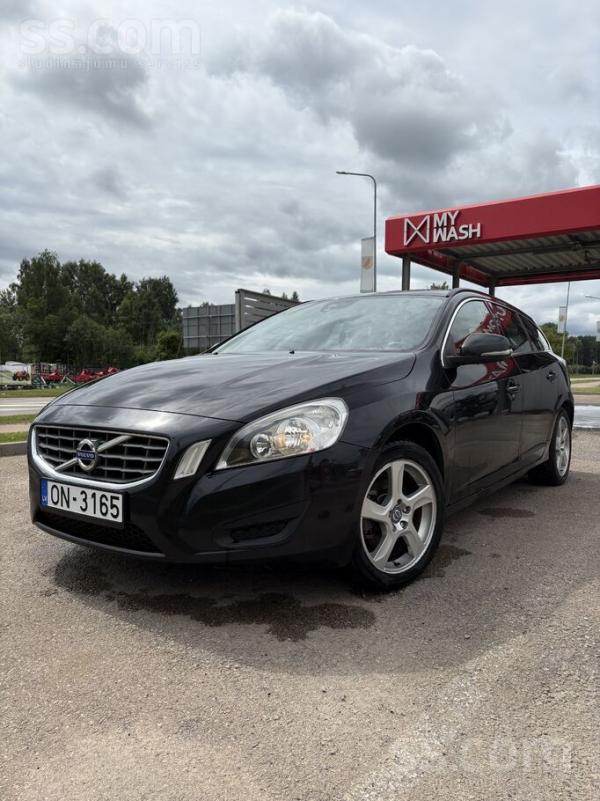 Melns Volvo V60 2012 Preiļi, ar dzinēja tilpumu 2.00 L un nobraukumu 257 tūkst. km par 5100 €, foto 1 vietnē AUTOMOTO.COM.LV