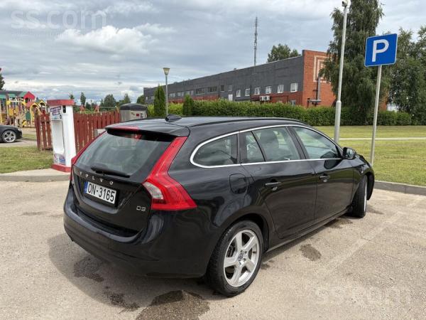 Melns Volvo V60 2012 Preiļi, ar dzinēja tilpumu 2.00 L un nobraukumu 257 tūkst. km par 5100 €, foto 5 vietnē AUTOMOTO.COM.LV