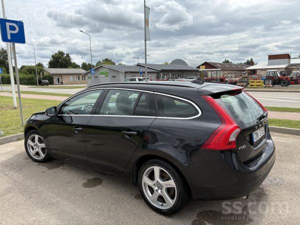Melns Volvo V60 2012 Preiļi, ar dzinēja tilpumu 2.00 L un nobraukumu 257 tūkst. km par 5100 €, foto 6 vietnē AUTOMOTO.COM.LV