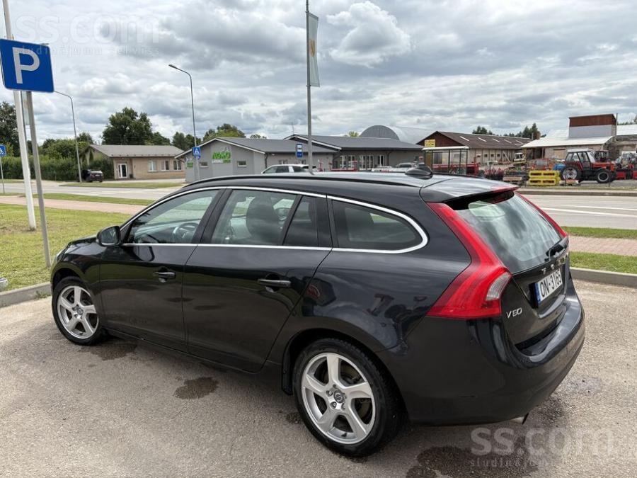 Melns Volvo V60 2012 Preiļi, ar dzinēja tilpumu 2.00 L un nobraukumu 257 tūkst. km par 5100 €, foto 7 vietnē AUTOMOTO.COM.LV