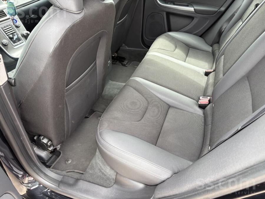 Melns Volvo V60 2012 Preiļi, ar dzinēja tilpumu 2.00 L un nobraukumu 257 tūkst. km par 5100 €, foto 13 vietnē AUTOMOTO.COM.LV