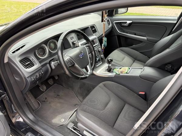 Black Volvo V60 2012 in Preili, with an engine capacity of 2.00 L and mileage of 257 thousand km for 5100 €, photo 8 on AUTOMOTO.COM.LV